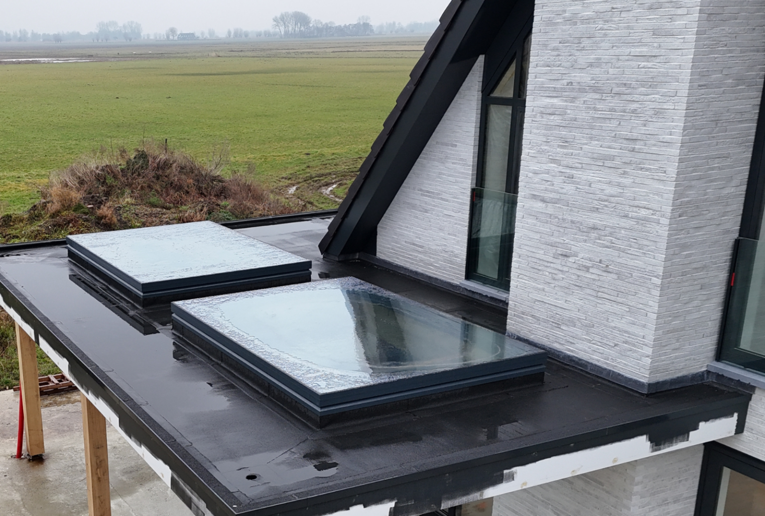Frameless Skylights: Modern Style & Leak-Free Design?